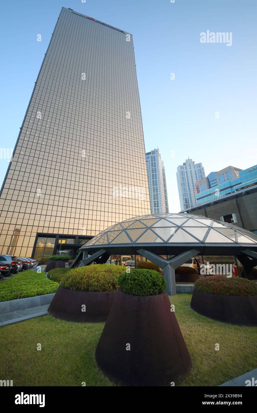 SEOUL - NOV 4, 2015: High tower of Yuksam building with reflections ...