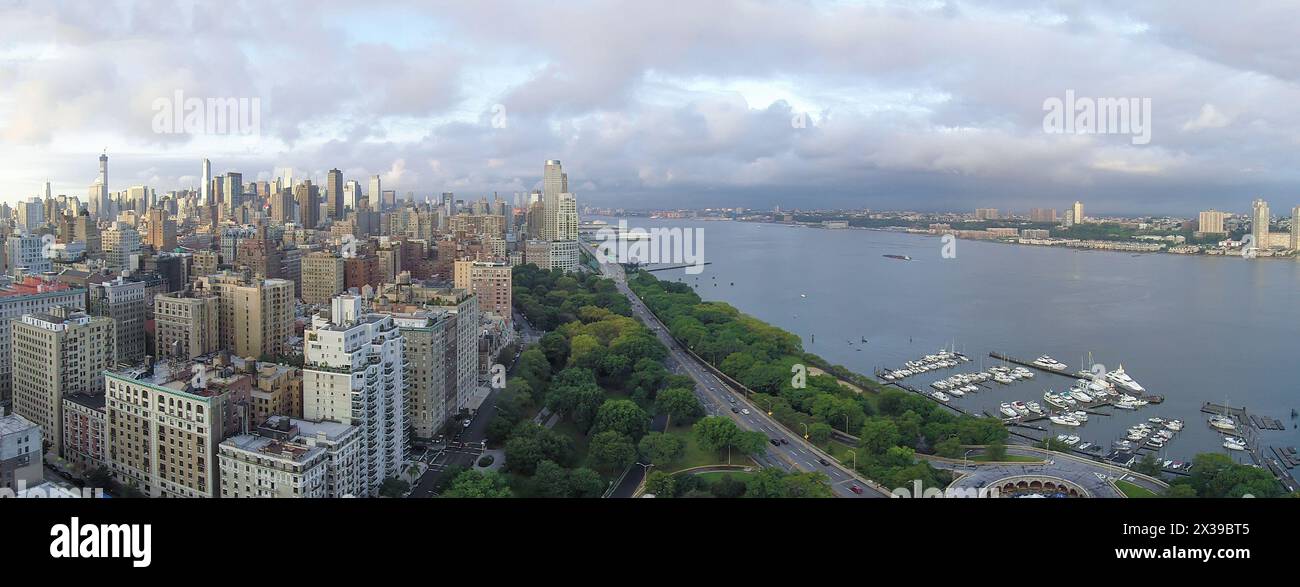 Henry Hudson Parkway with car traffic near Riverside Park and 79th ...