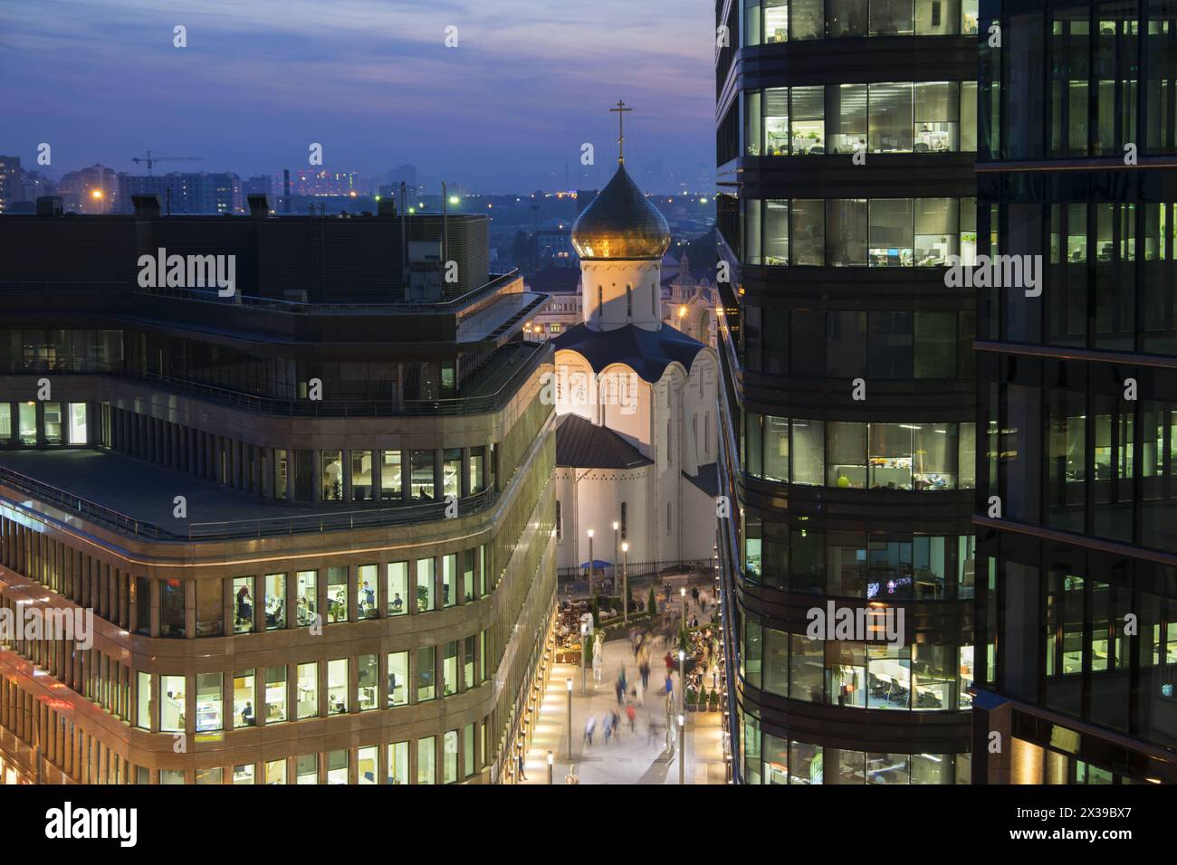 Glass roof between two buildings hi-res stock photography and images ...