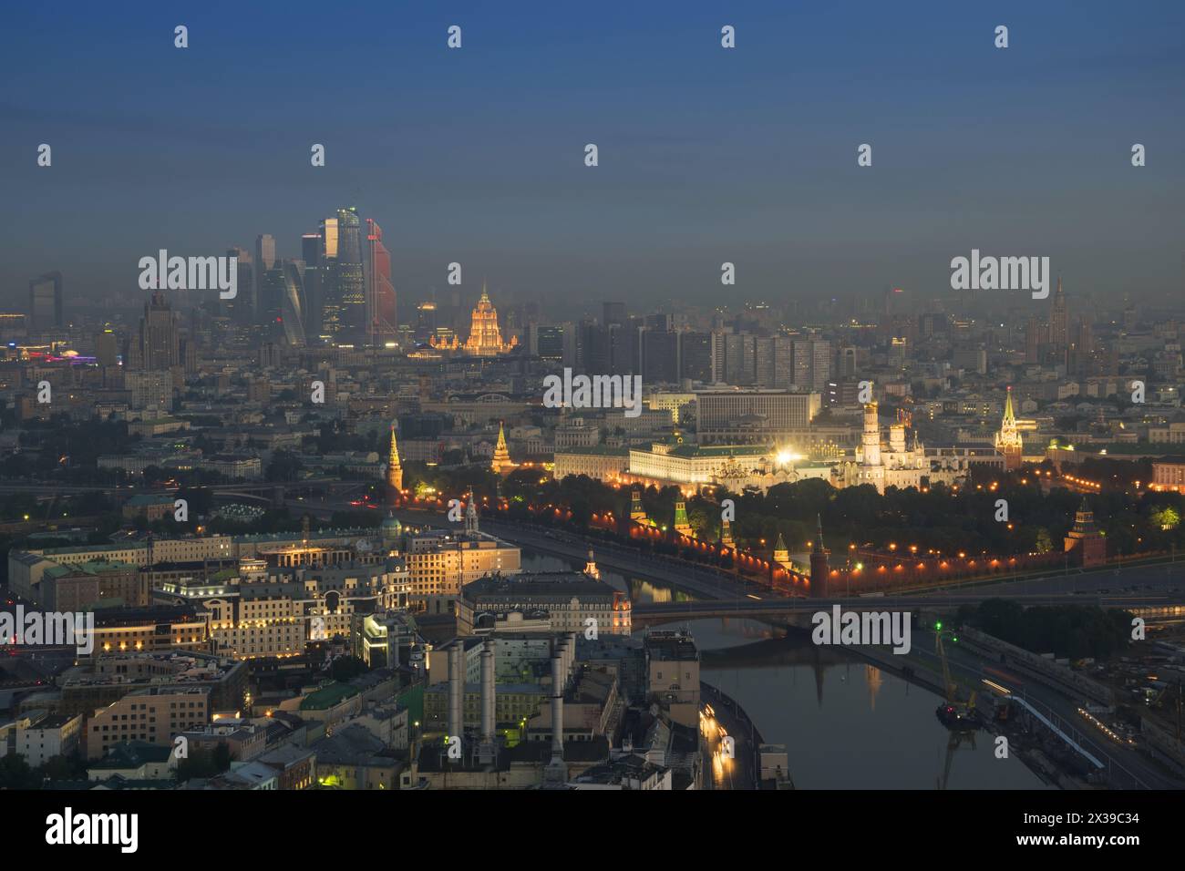 Big Moskvoretsky Bridge, river, Kremlin with illumination in Moscow ...