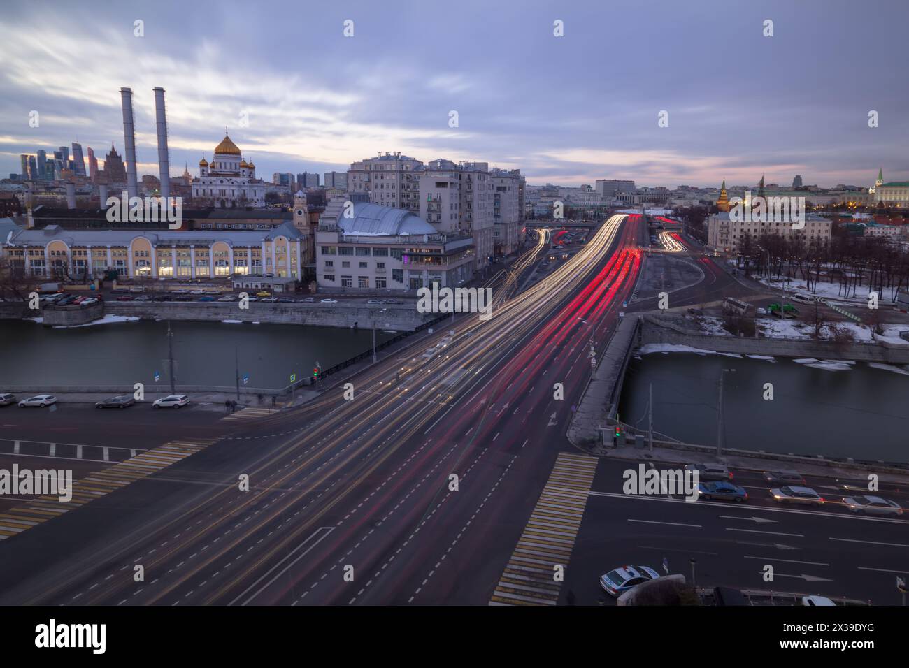 Small Stone bridge, Udarnik cinema in evening Moscow, Russia, long ...