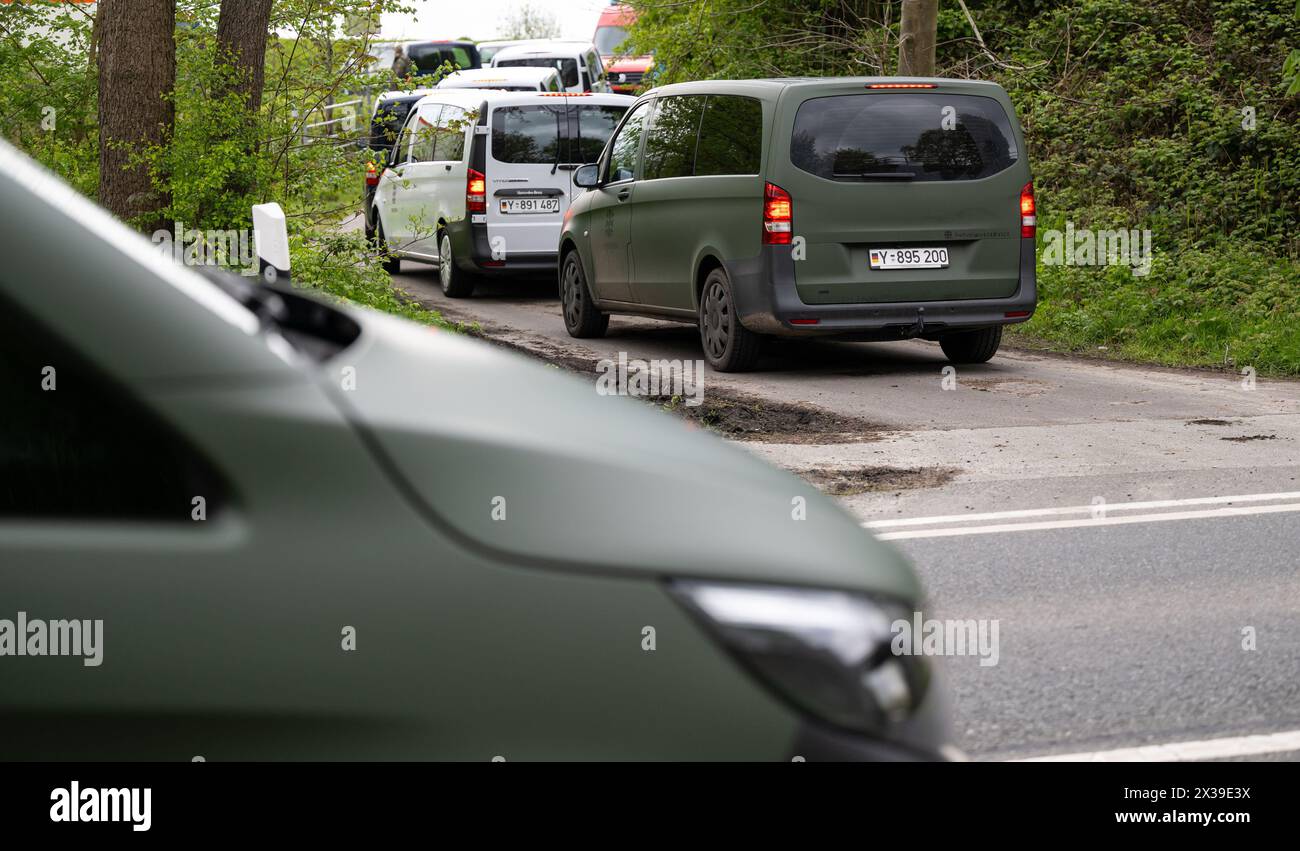 Burweg, Germany. 25th Apr, 2024. Bundeswehr soldiers drive to a search ...