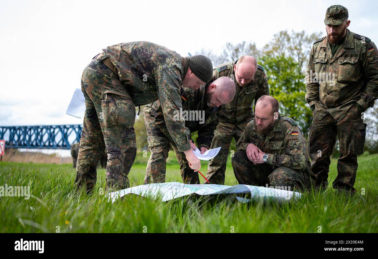 Burweg, Germany. 25th Apr, 2024. Bundeswehr soldiers discuss the search ...