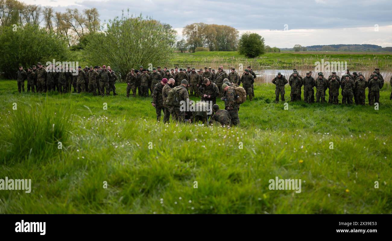 Burweg, Germany. 25th Apr, 2024. Bundeswehr soldiers gather on the ...