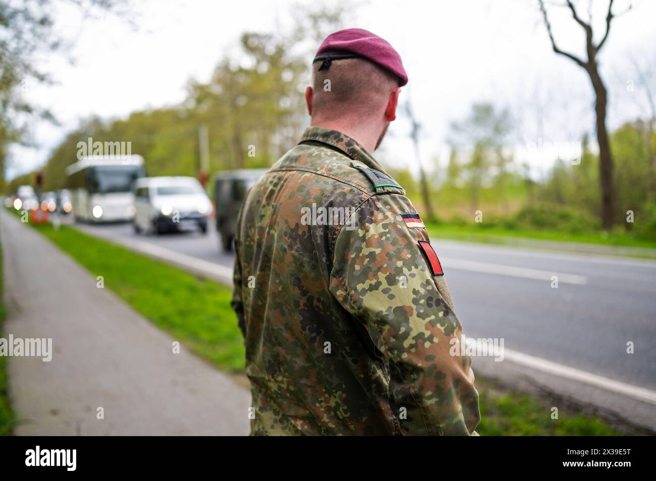 Burweg, Germany. 25th Apr, 2024. Bundeswehr soldiers drive to a search ...
