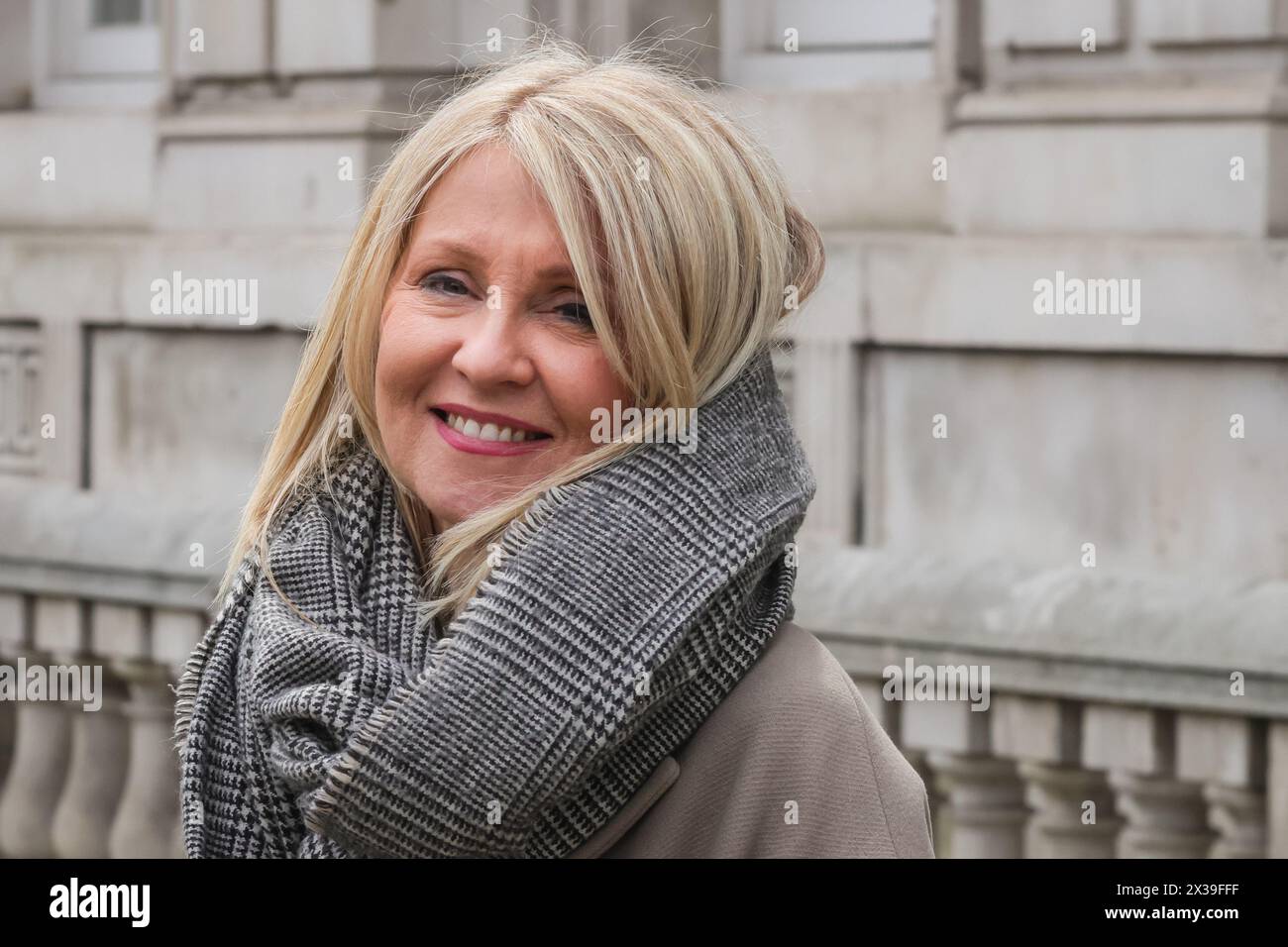 Eye contact head shot hi-res stock photography and images - Alamy