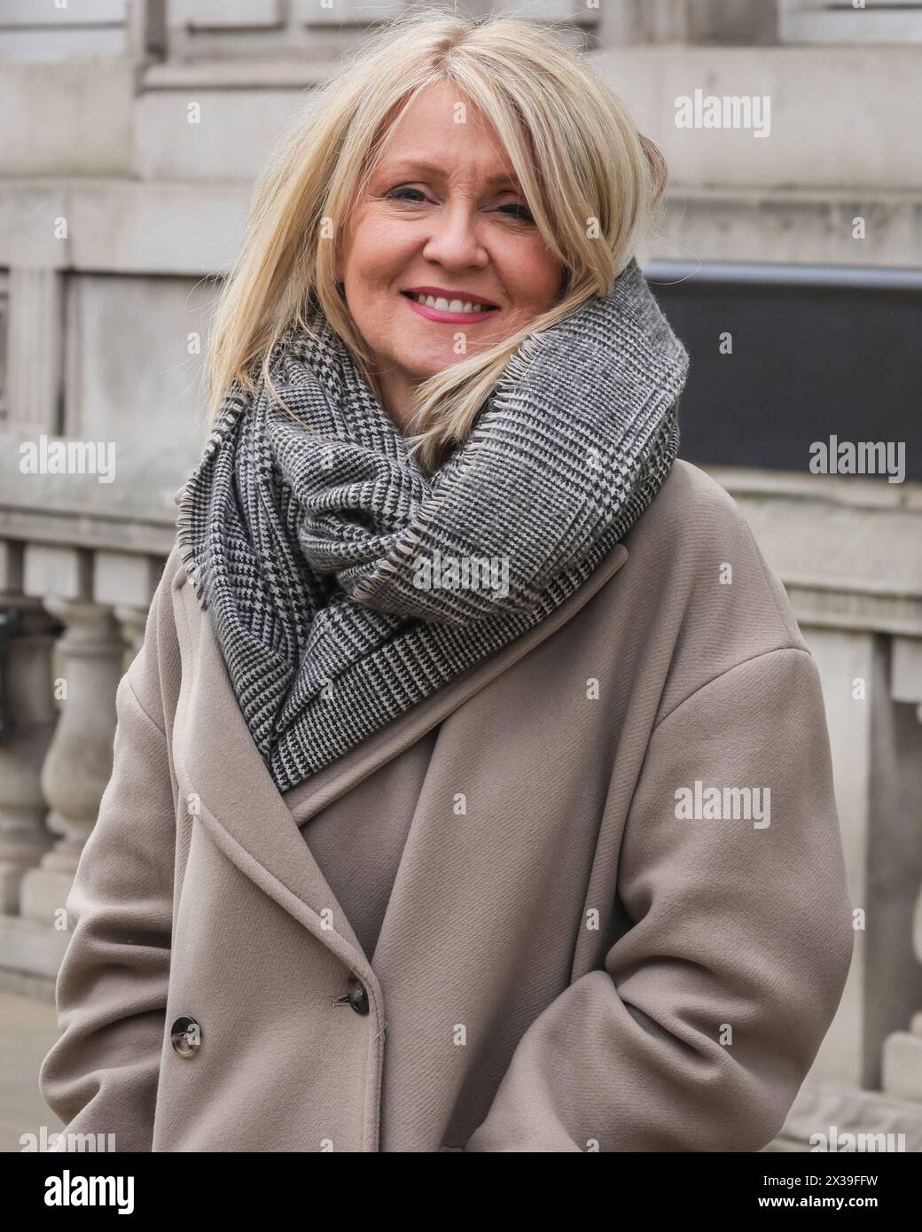 Eye contact head shot hi-res stock photography and images - Alamy