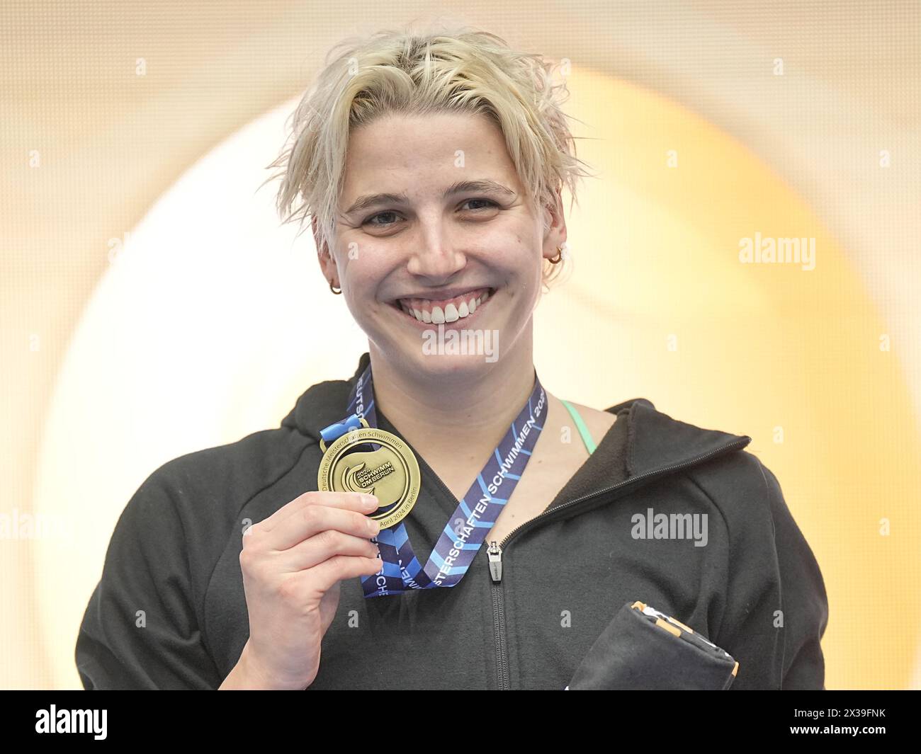 Berlin, Germany. 25th Apr, 2024. Swimming: German Championships, award ...
