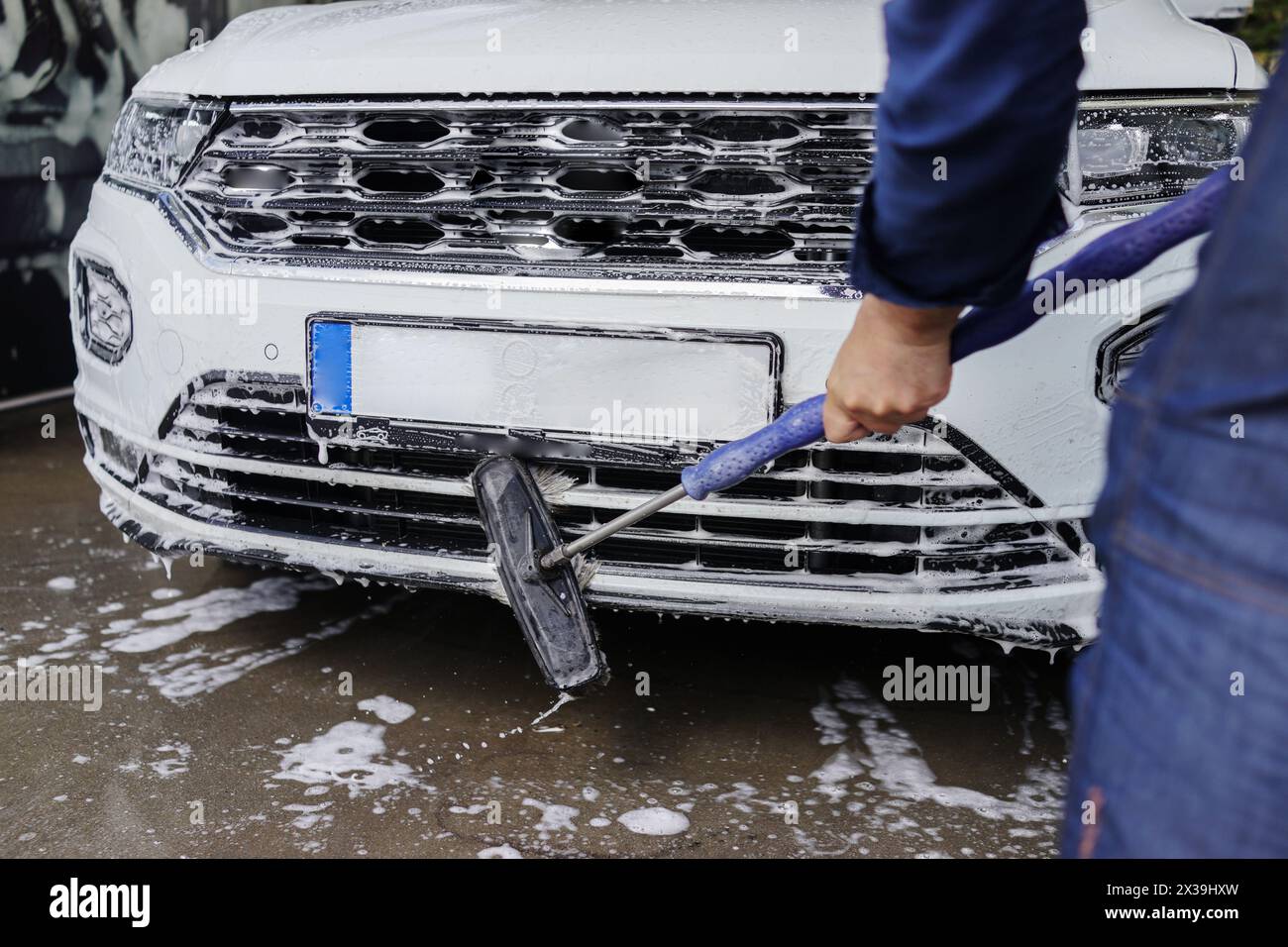 Washing black car hi-res stock photography and images - Alamy