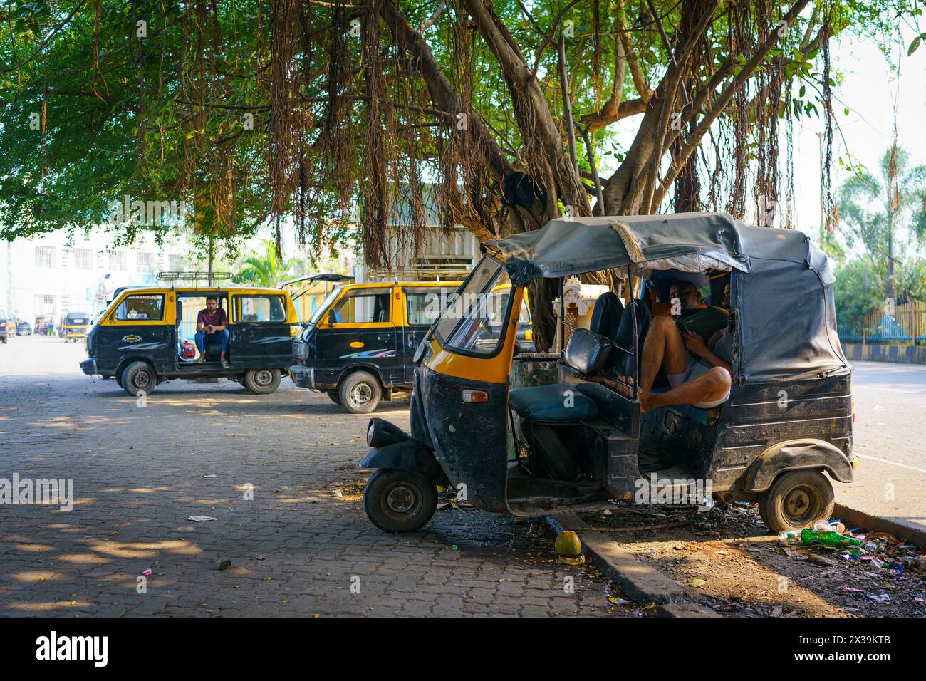 Mumbai, 8 October 2023: indian rickshaw drivers resting under banyan ...