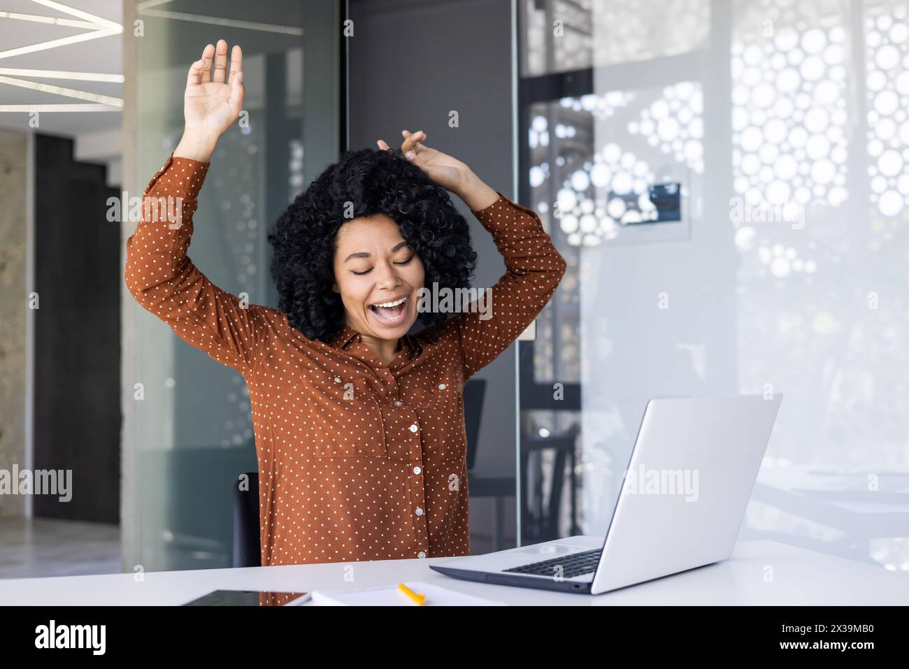 Singing desk hi-res stock photography and images - Alamy