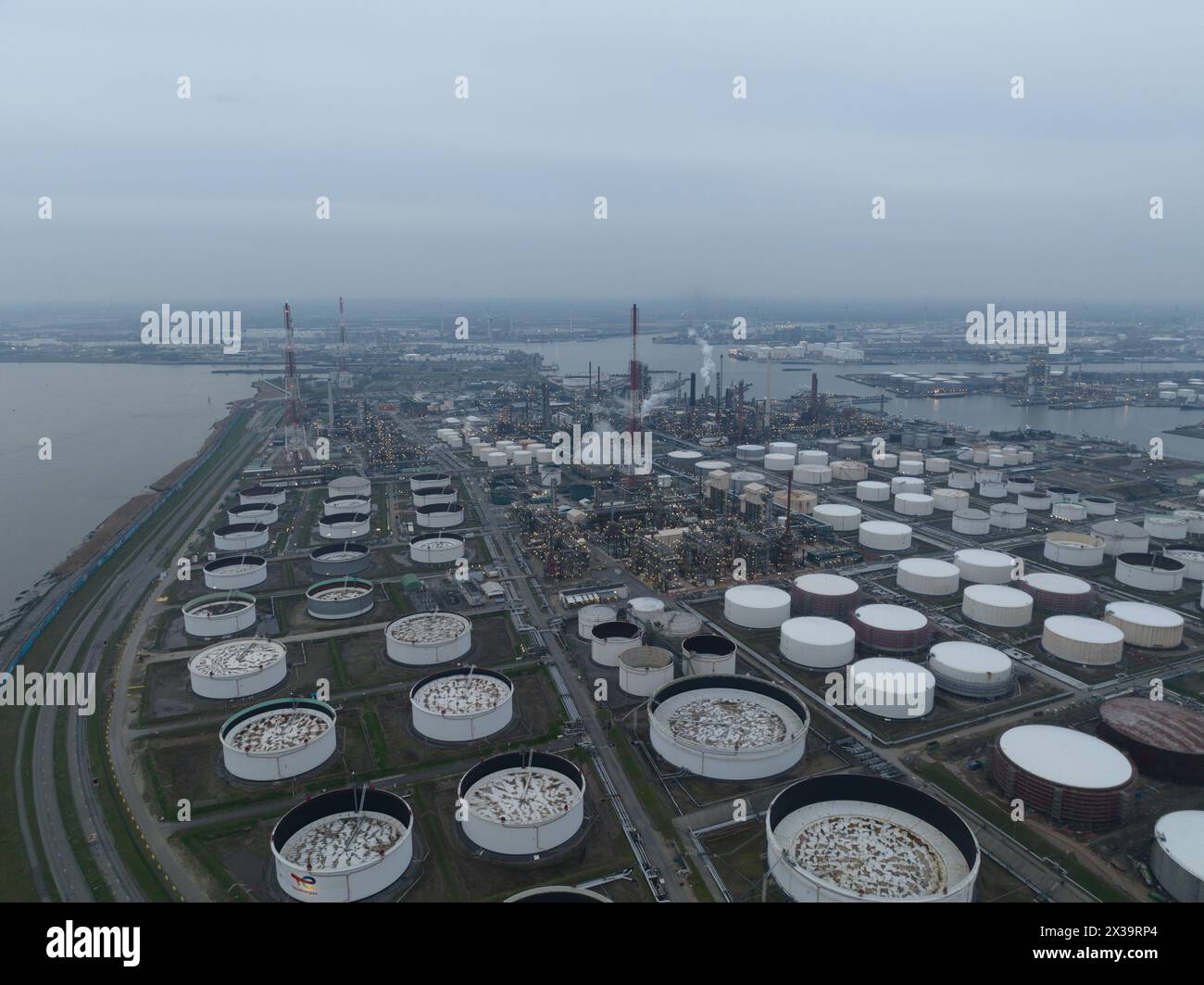 Refinery storage tanks structures hi-res stock photography and images ...