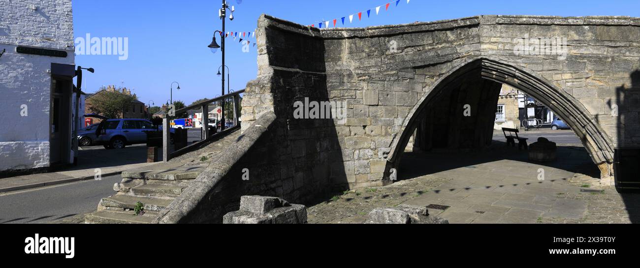 The Trinity Bridge, a 14th Century three-way stone arch bridge ...