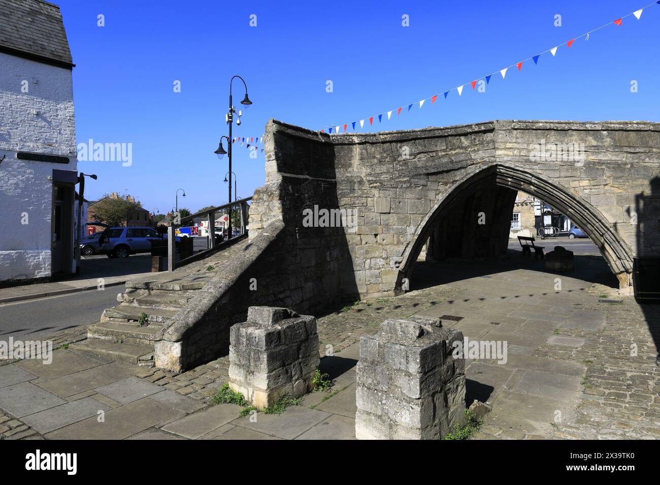The Trinity Bridge, a 14th Century three-way stone arch bridge ...