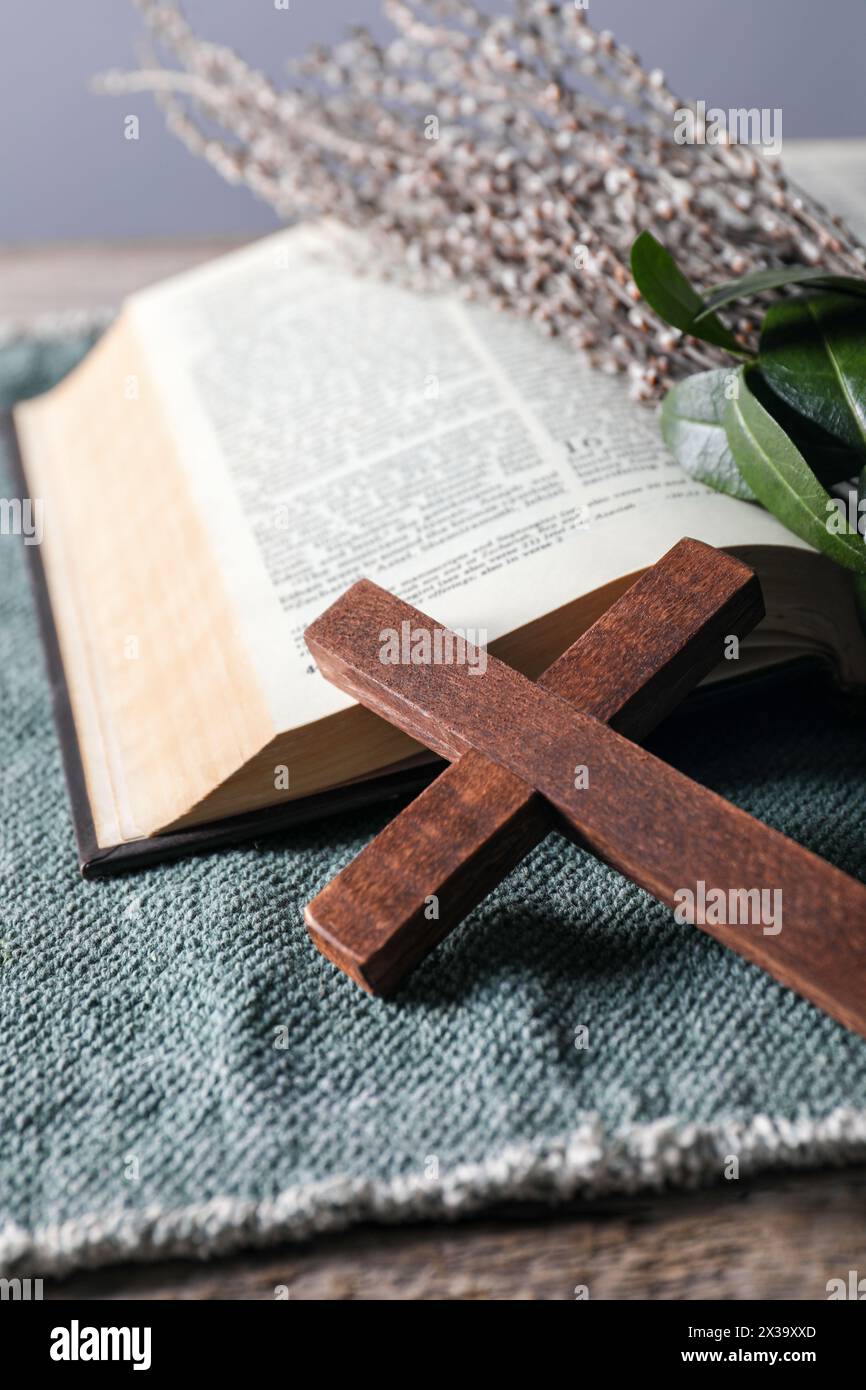 Bible on table hi-res stock photography and images - Alamy