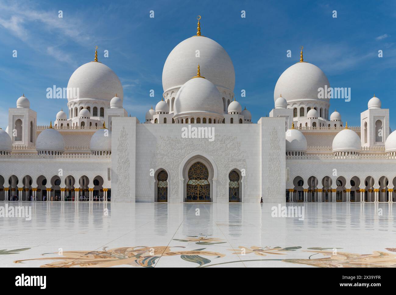 A picture of the Sahan Courtyard of the Sheikh Zayed Grand Mosque Stock ...