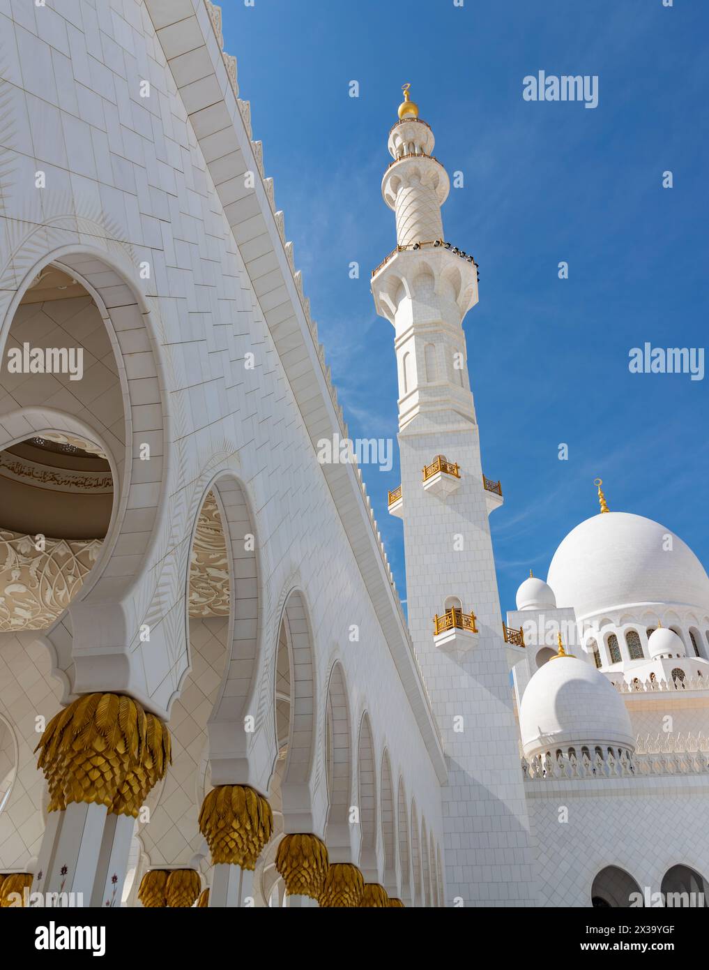 A picture of the Sahan Courtyard of the Sheikh Zayed Grand Mosque Stock ...