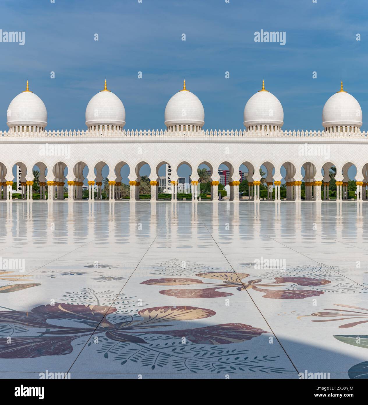 A picture of the Sahan Courtyard of the Sheikh Zayed Grand Mosque Stock ...
