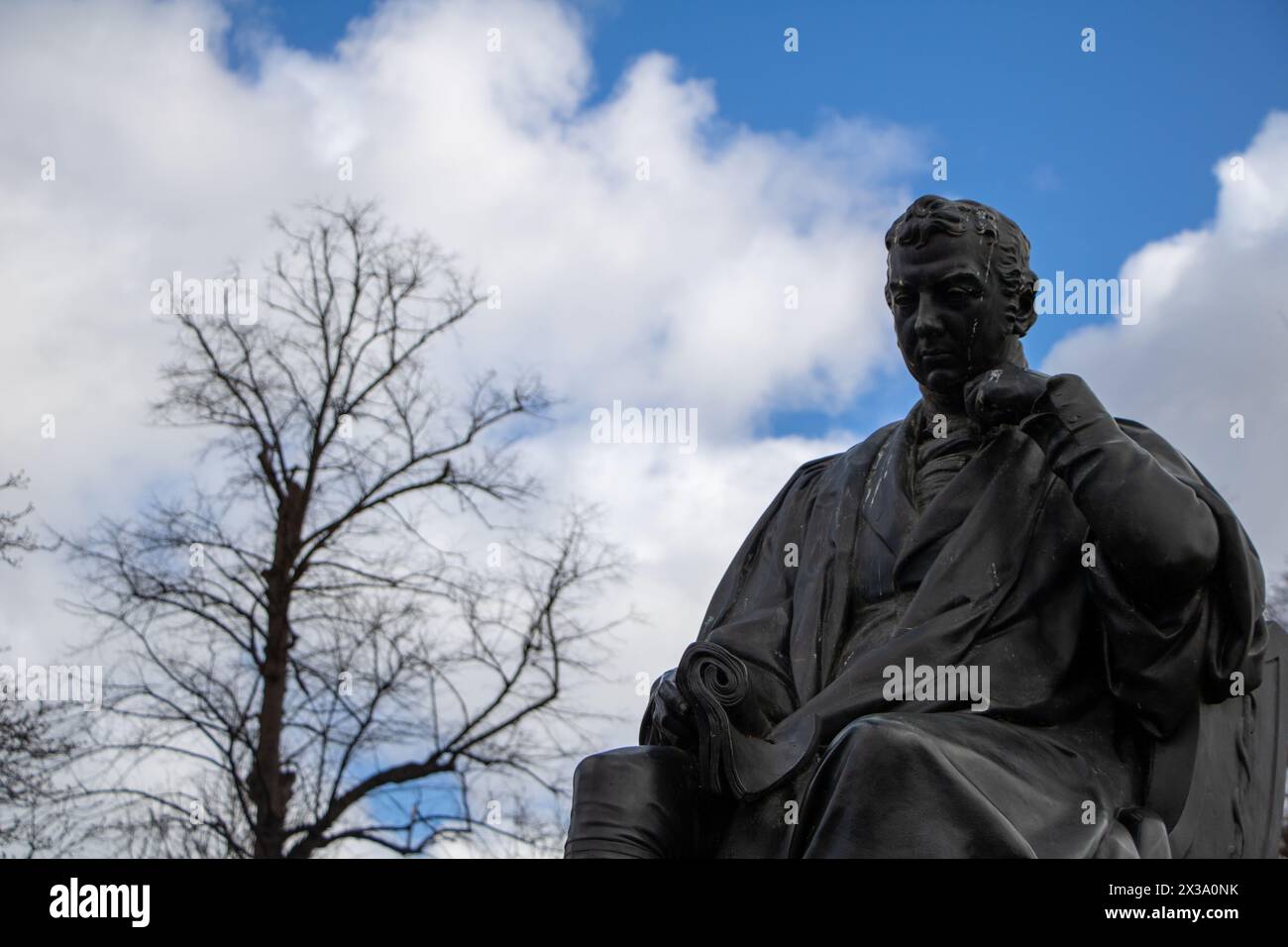 Thinking stone statue hi-res stock photography and images - Alamy