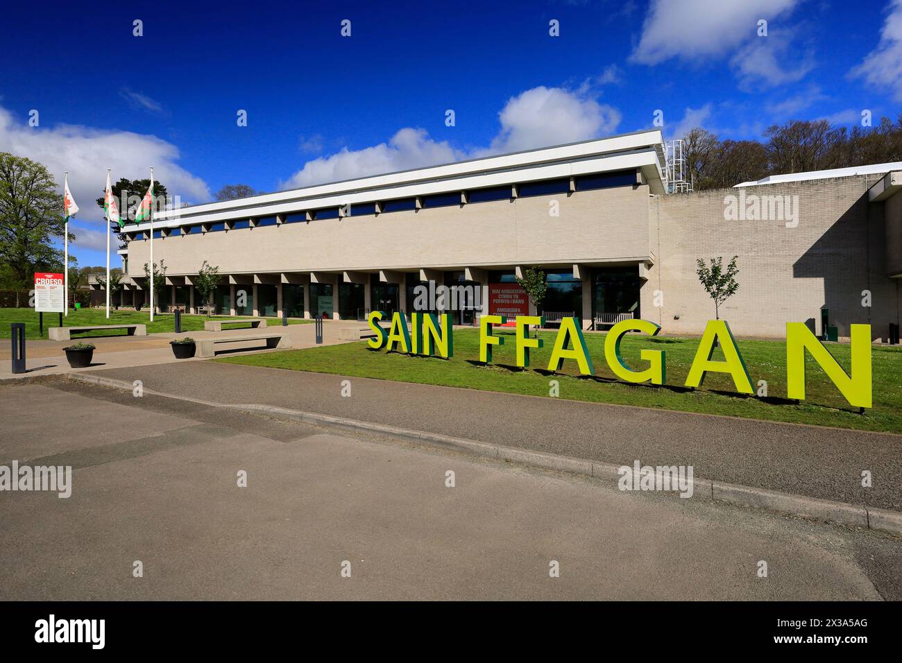 Main Entrance and sign (in Welsh), St Fagan's National Museum of ...