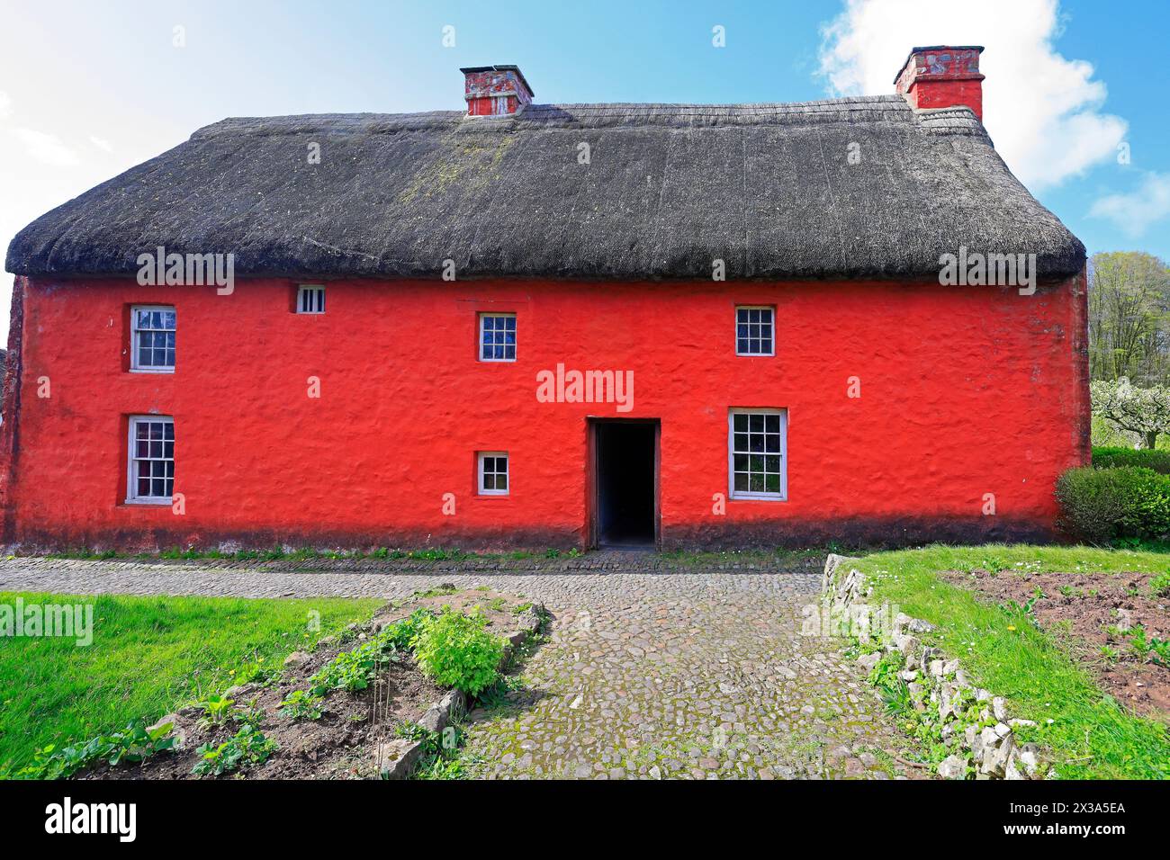 Kennixton farmhouse with thatched roof, St Fagans, National Museum of ...