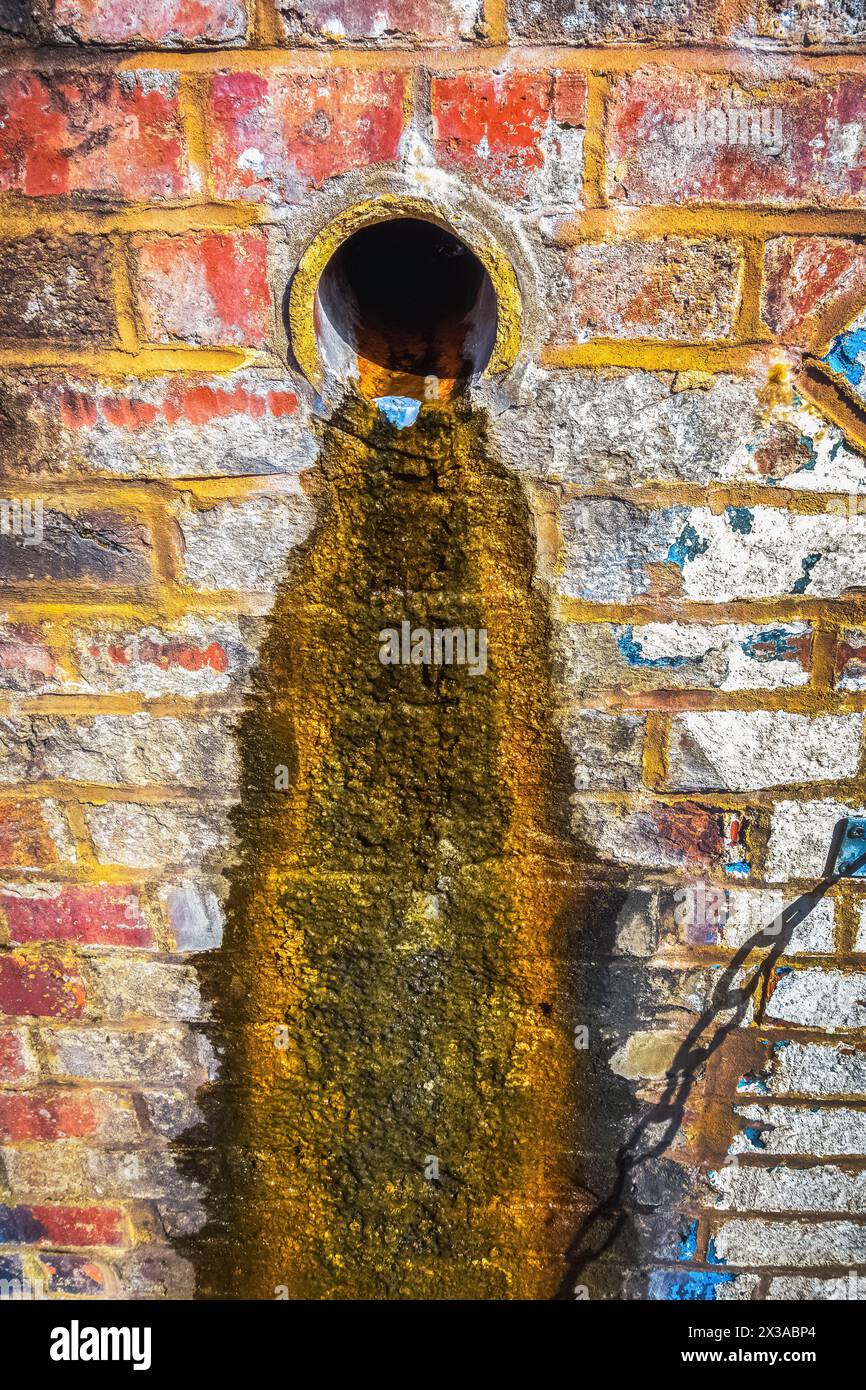 Drain pipe wall texture hi-res stock photography and images - Alamy