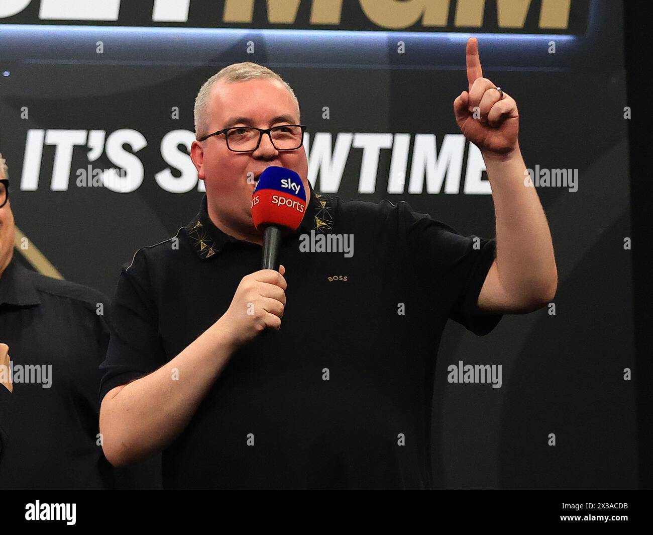 2024 premier league darts champion hi-res stock photography and images ...
