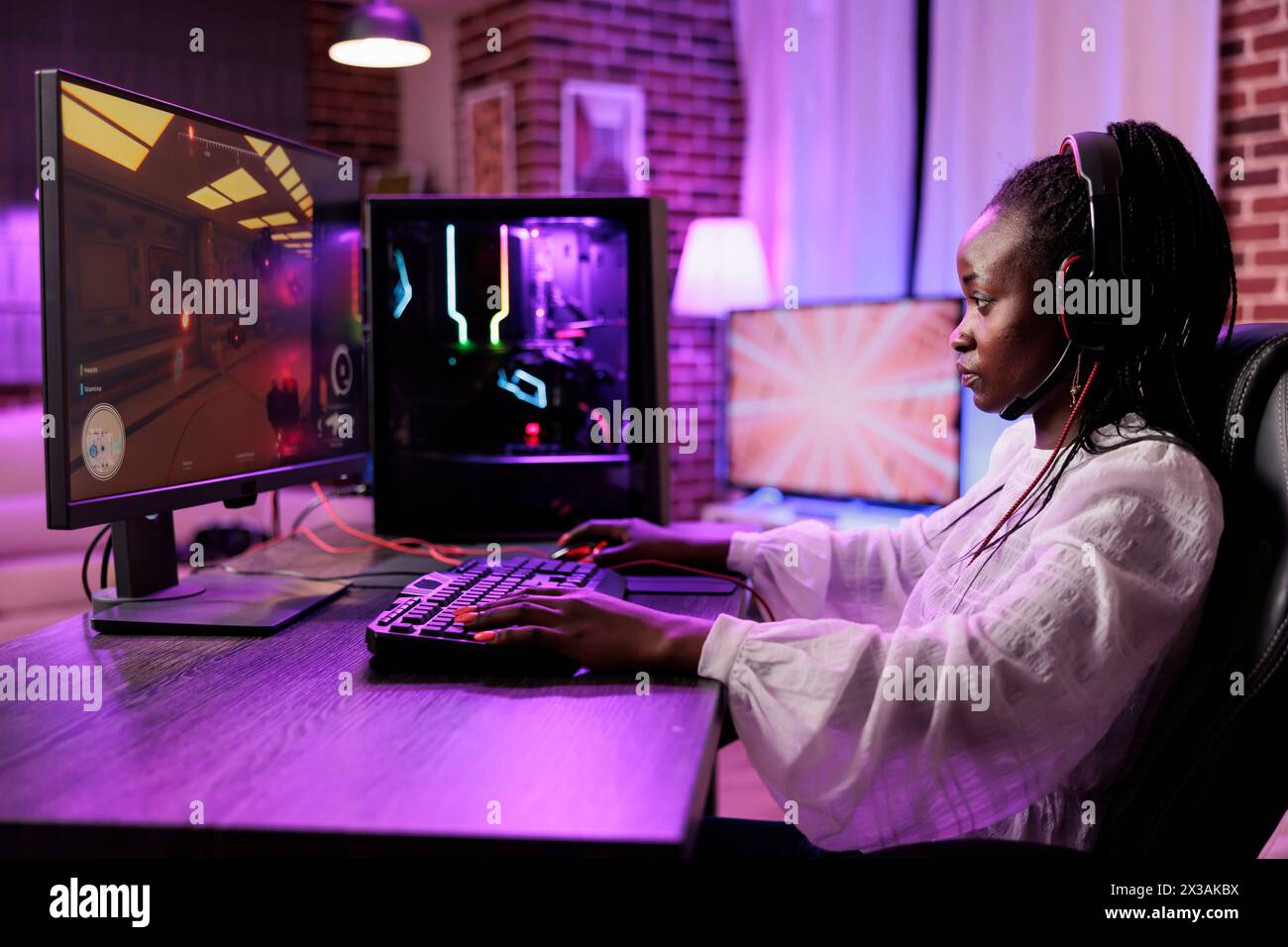 Girl headphones brick wall hi-res stock photography and images - Alamy