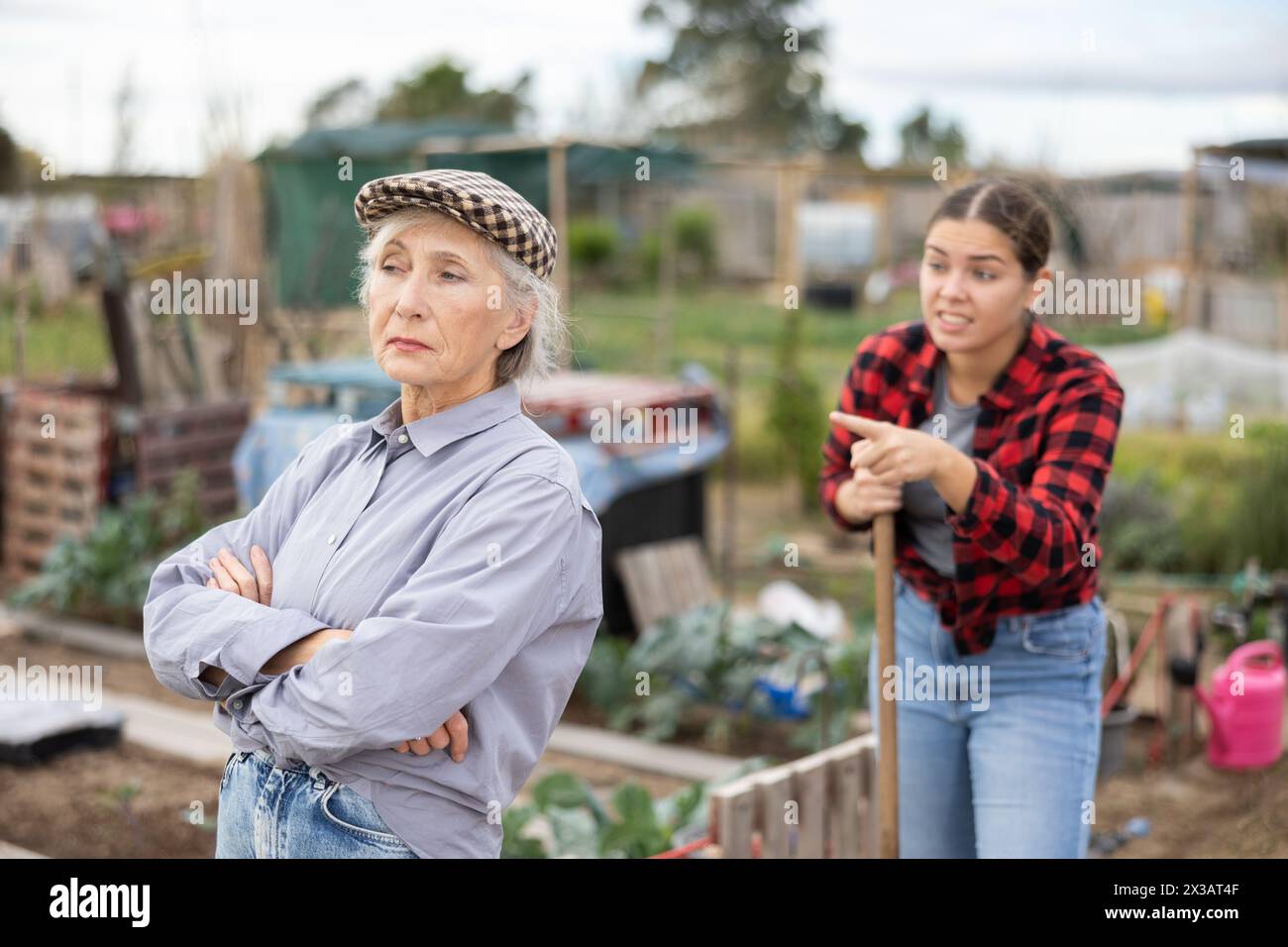 Two women disagree garden hi-res stock photography and images - Alamy