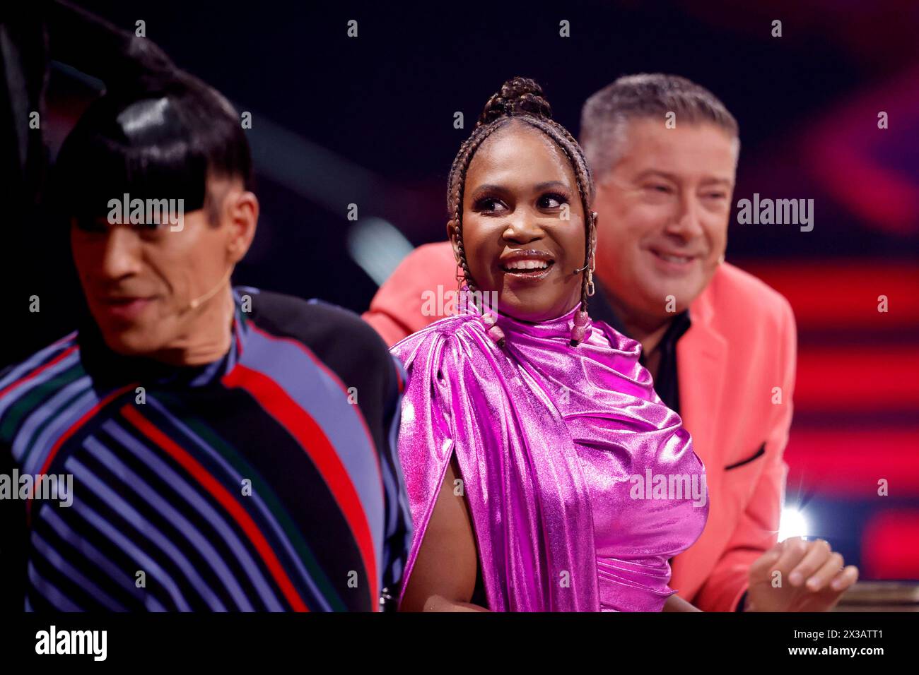 Die Juroren Jorge Gonzalez, Motsi Mabuse und Joachim Llambi in der siebten Live-Show bei der 17 ...