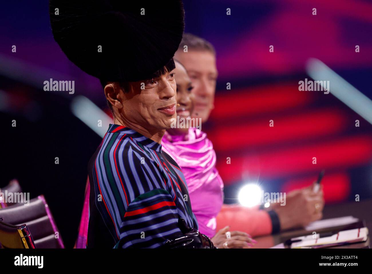 Die Juroren Jorge Gonzalez, Motsi Mabuse und Joachim Llambi in der siebten Live-Show bei der 17 ...