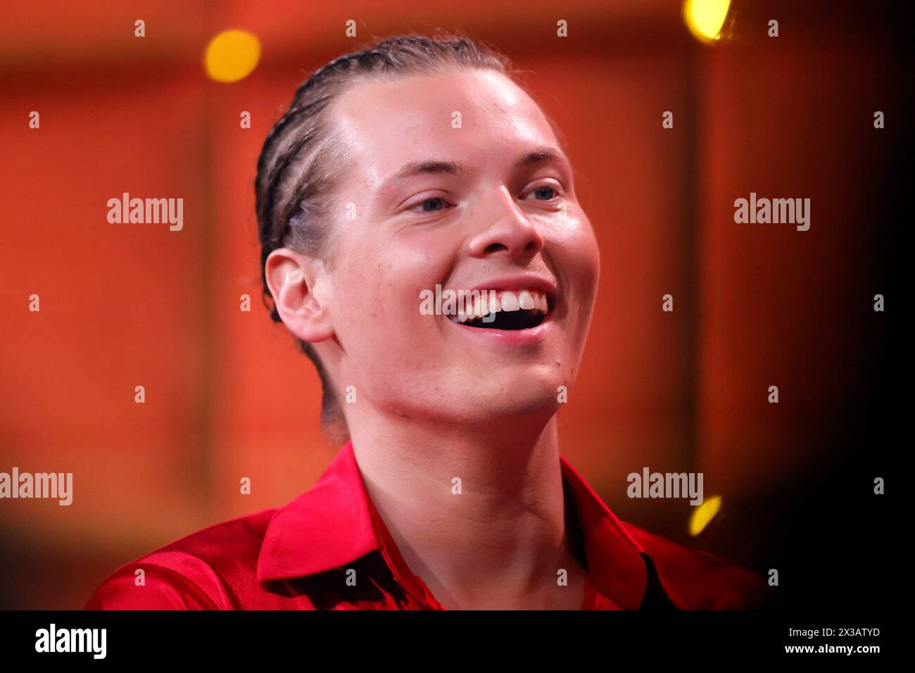 Sänger Gabriel Kelly in der siebten Live-Show bei der 17. Staffel der ...