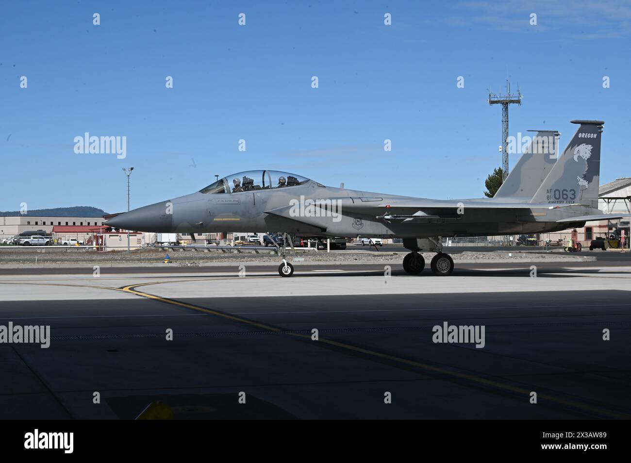 A U.S Air Force F-15D Eagle from the 173rd Fighter Wing taxis in ...