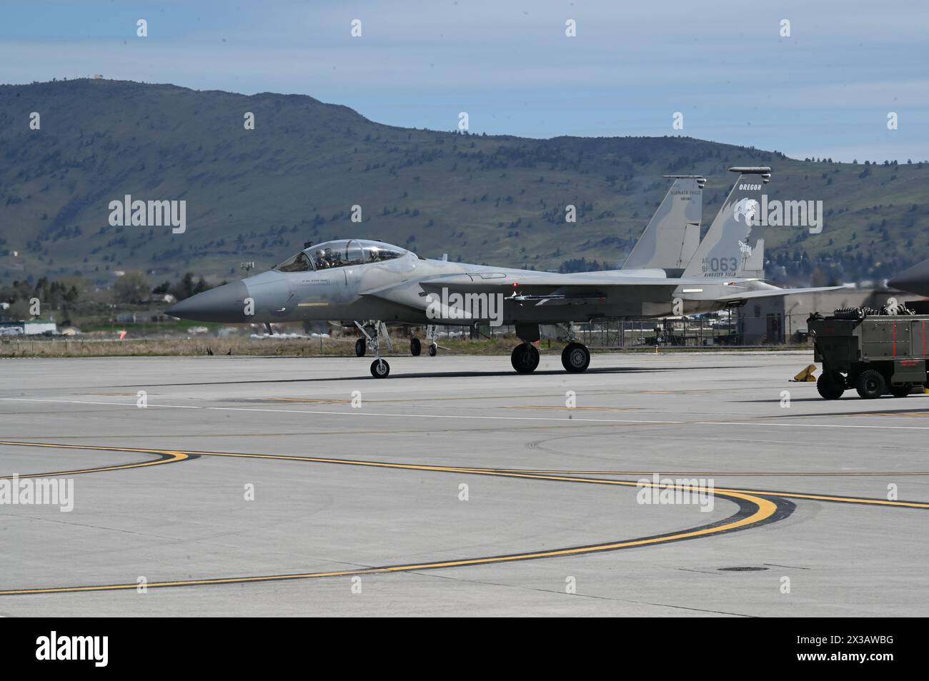 A U.S Air Force F-15D Eagle from the 173rd Fighter Wing taxis in ...
