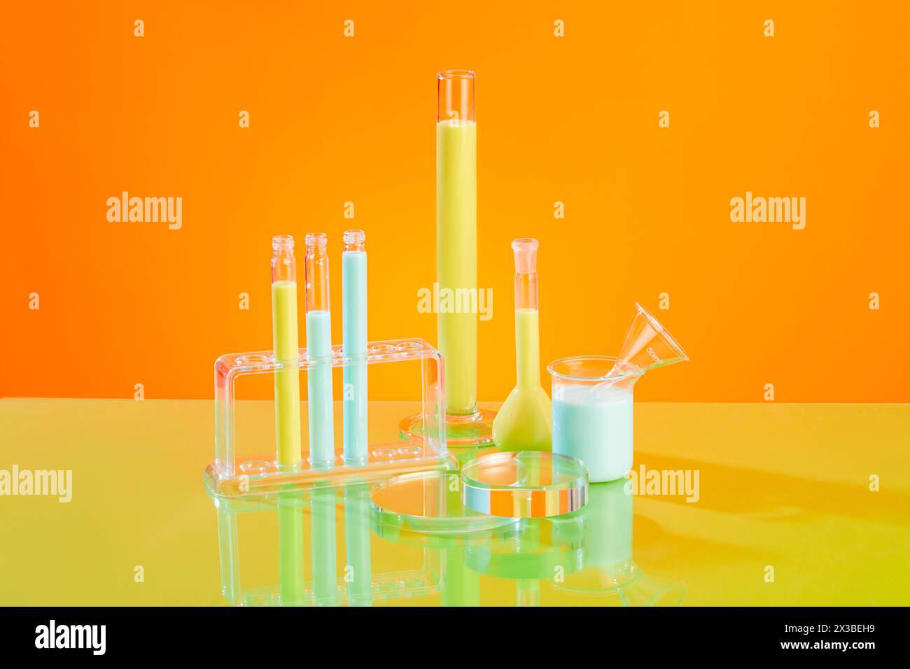 Yellow solution in glass beaker hi-res stock photography and images - Alamy