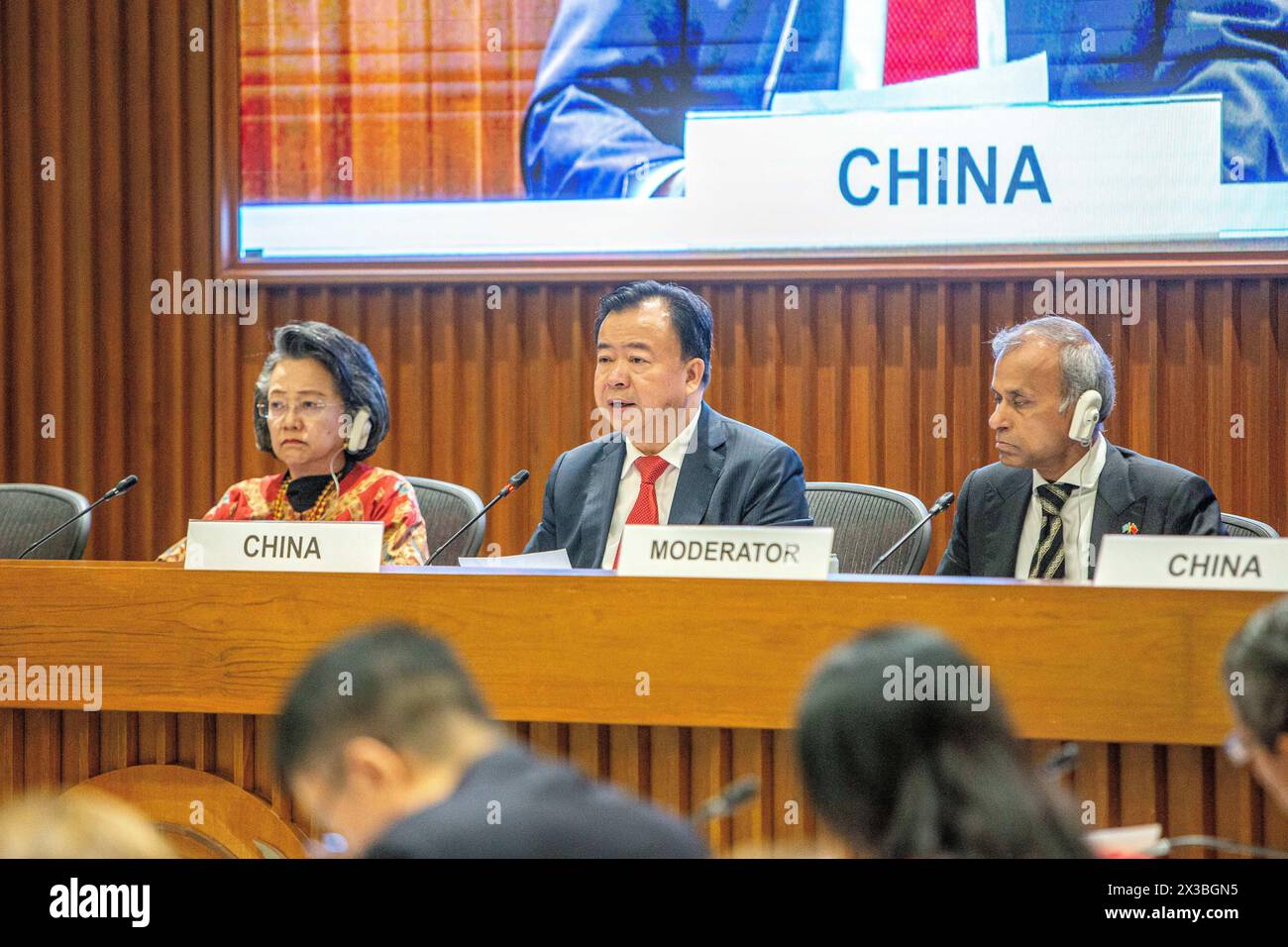 (240426) -- BANGKOK, April 26, 2024 (Xinhua) -- Zhao Fengtao (C ...