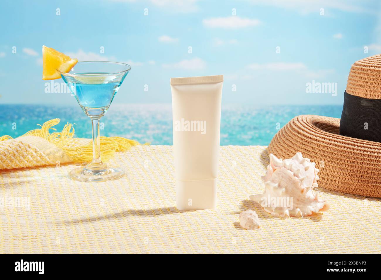 Empty conch shells hi-res stock photography and images - Alamy