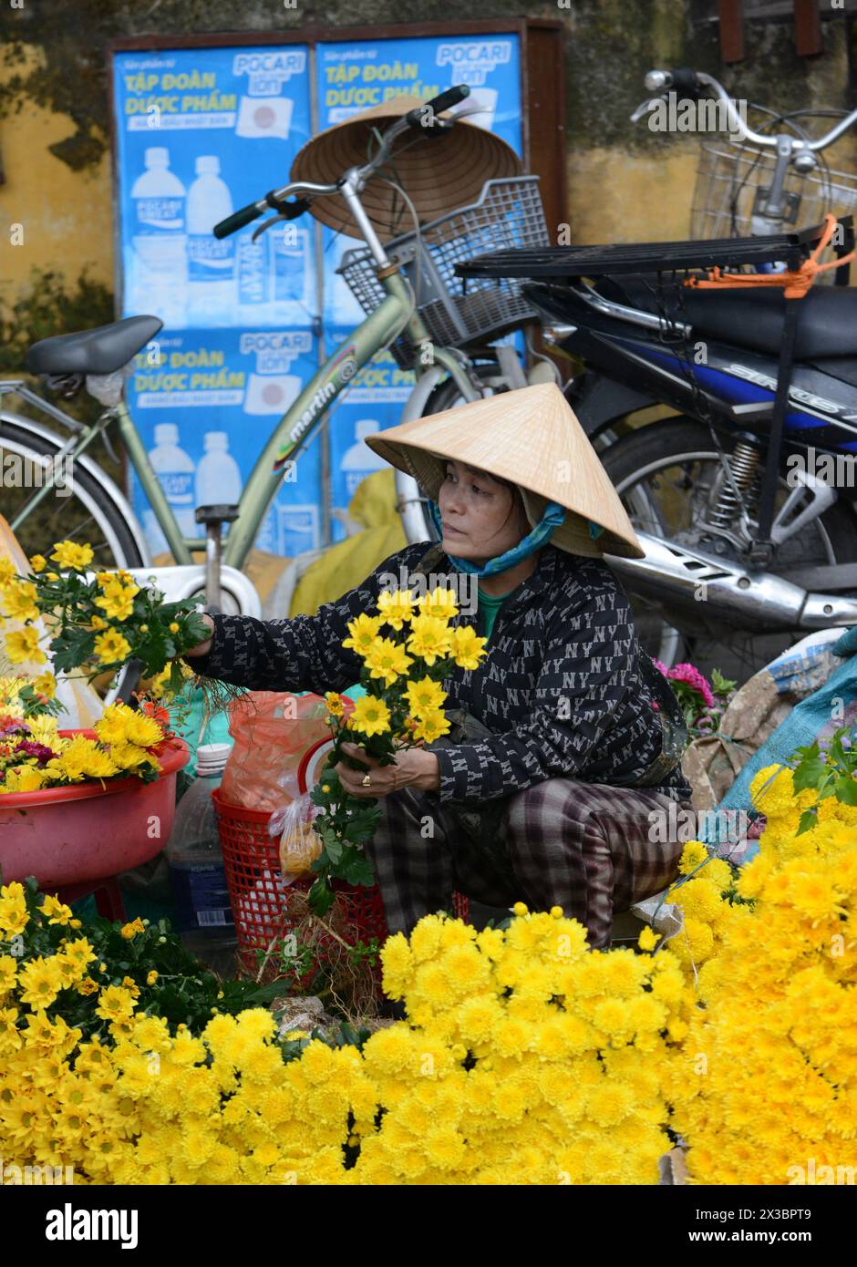 Flower vendors at the central market in Hoi An, Vietnam Stock Photo - Alamy
