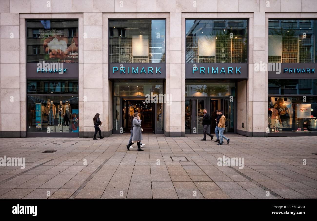 Department stores' chain Primark, pedestrian zone, passers-by ...