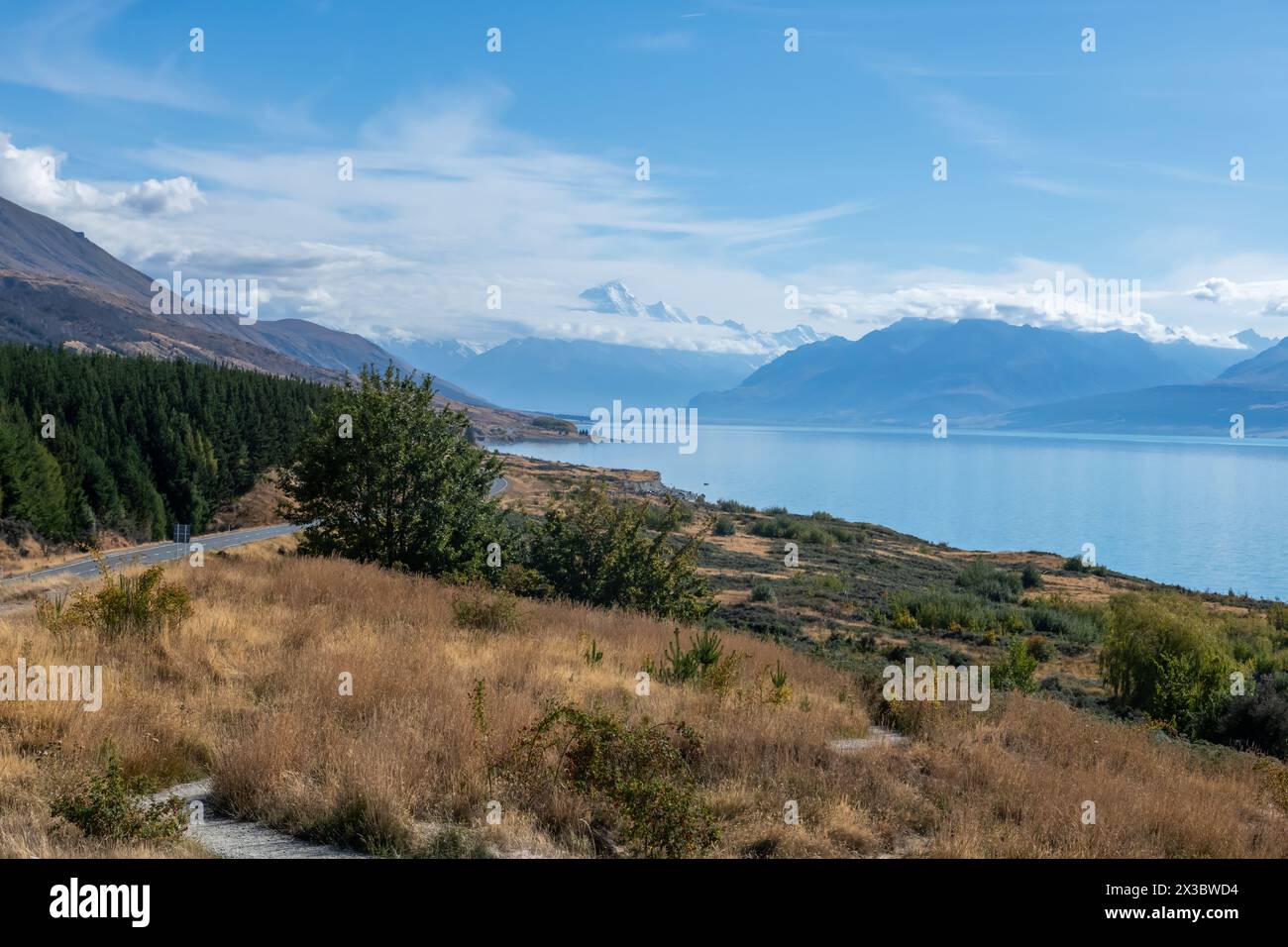 Beautiful lakeshore mountain lake hi-res stock photography and images ...