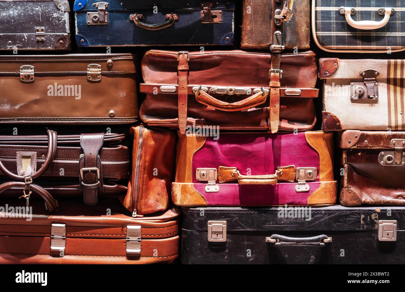 Pile old suitcases hi-res stock photography and images - Alamy