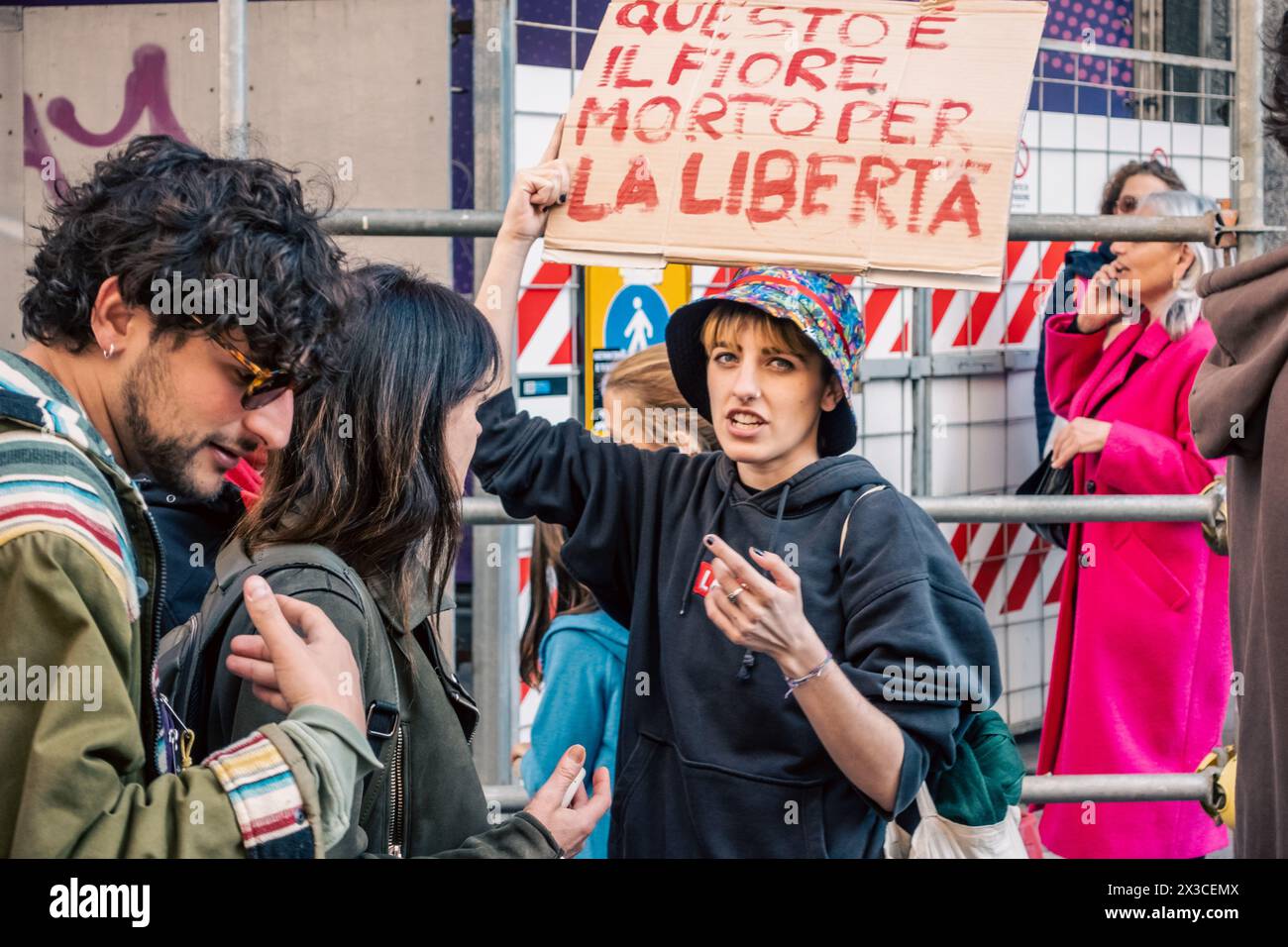 Festa della liberazione 2025 in centro a Milano - Corso Matteotti Stock ...