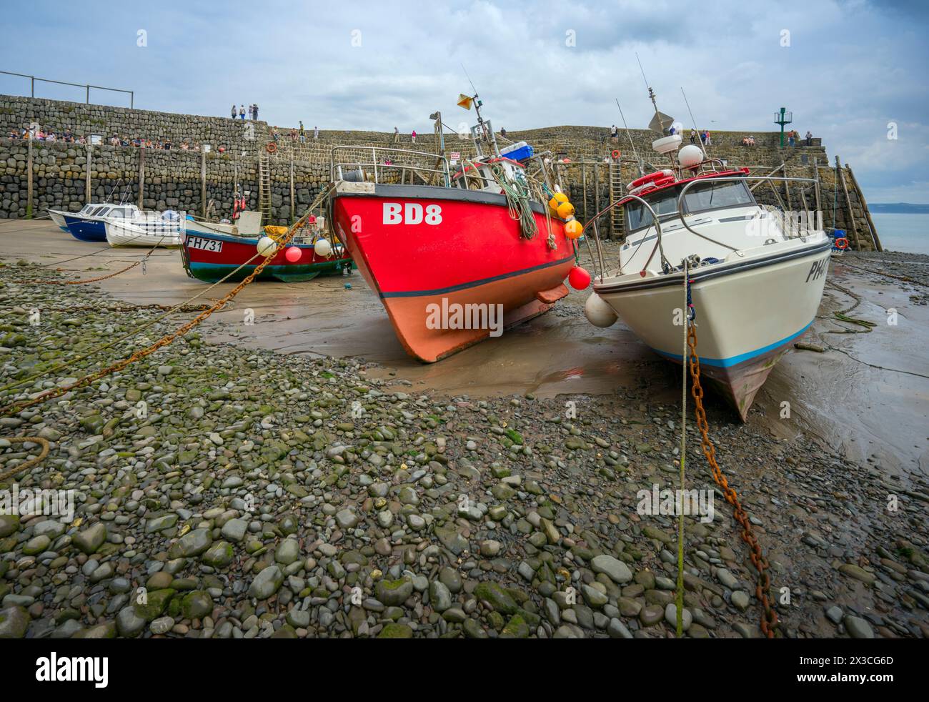 Boats moored at the quayside in Clovelly Harbour at low tide Stock ...