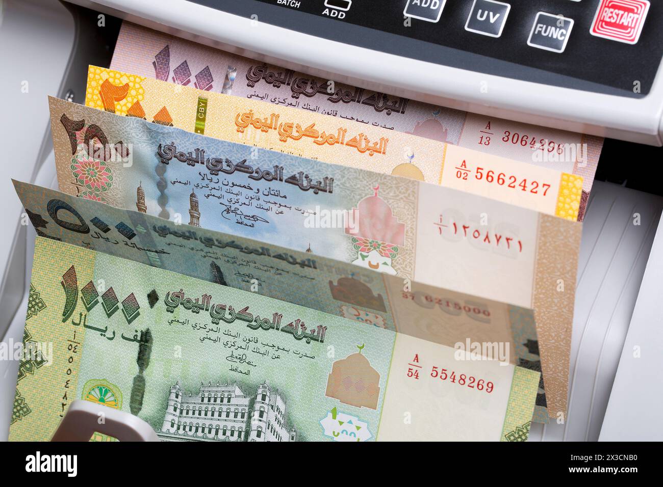 Yemeni money - rial in a counting machine Stock Photo - Alamy