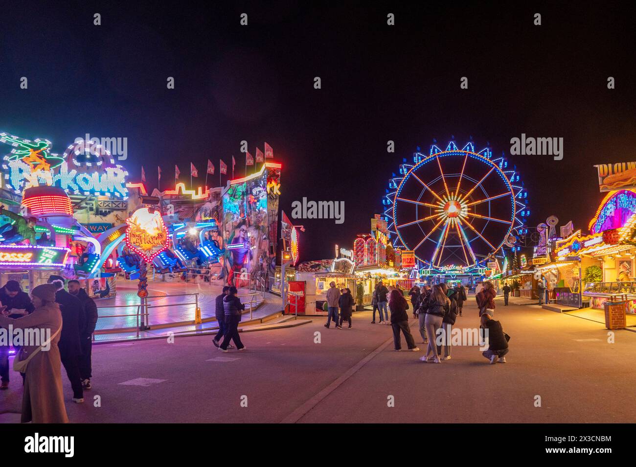 Muenchen, 58. Fruehlingsfest auf der Theresienwiese, Nachtstimmung mit ...