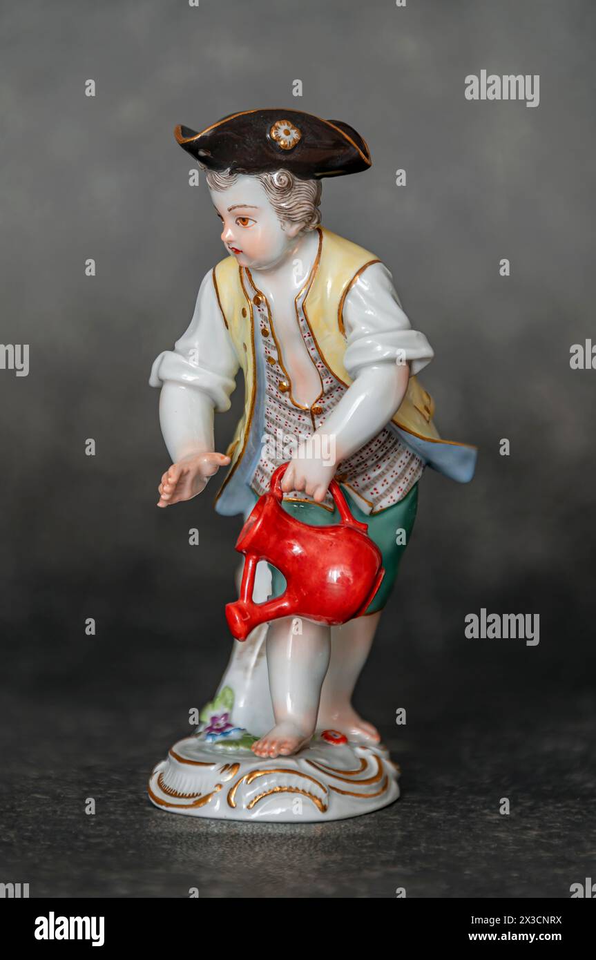 Porcelain figurine hi-res stock photography and images - Alamy