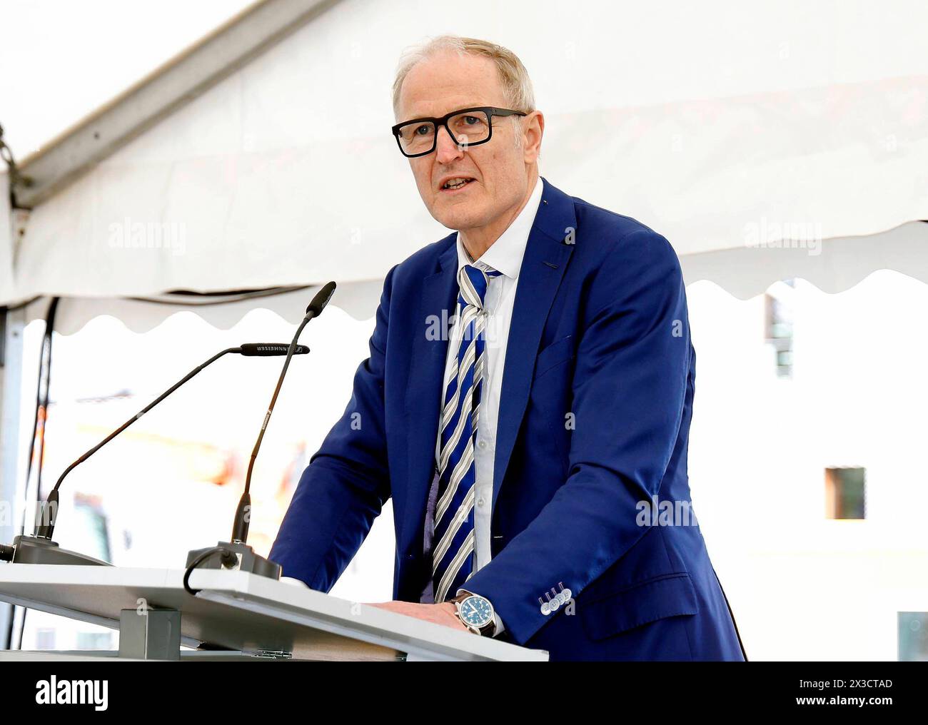 Prof. Dr. Volkmar Falk beim Spatenstich für den Neubau des Deutschen ...