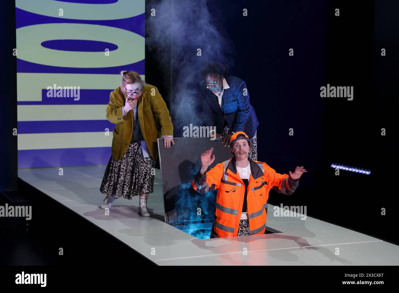 Daria von Loewenich, vorn, sowie hinten v.l. Julia Gräfner und Mercy ...