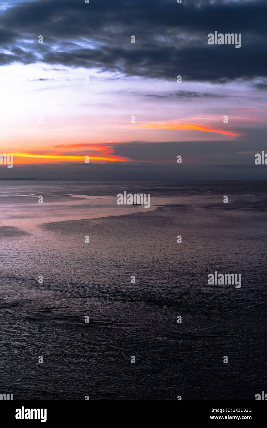 Beautiful ocean waves sunset straight hi-res stock photography and ...
