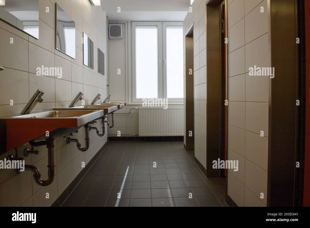 Stendal, Germany. 26th Apr, 2024. The shower and washroom in a building ...